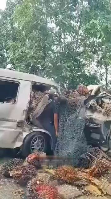 Aftermath of head-on collision between van and pickup truck • GoreCenter