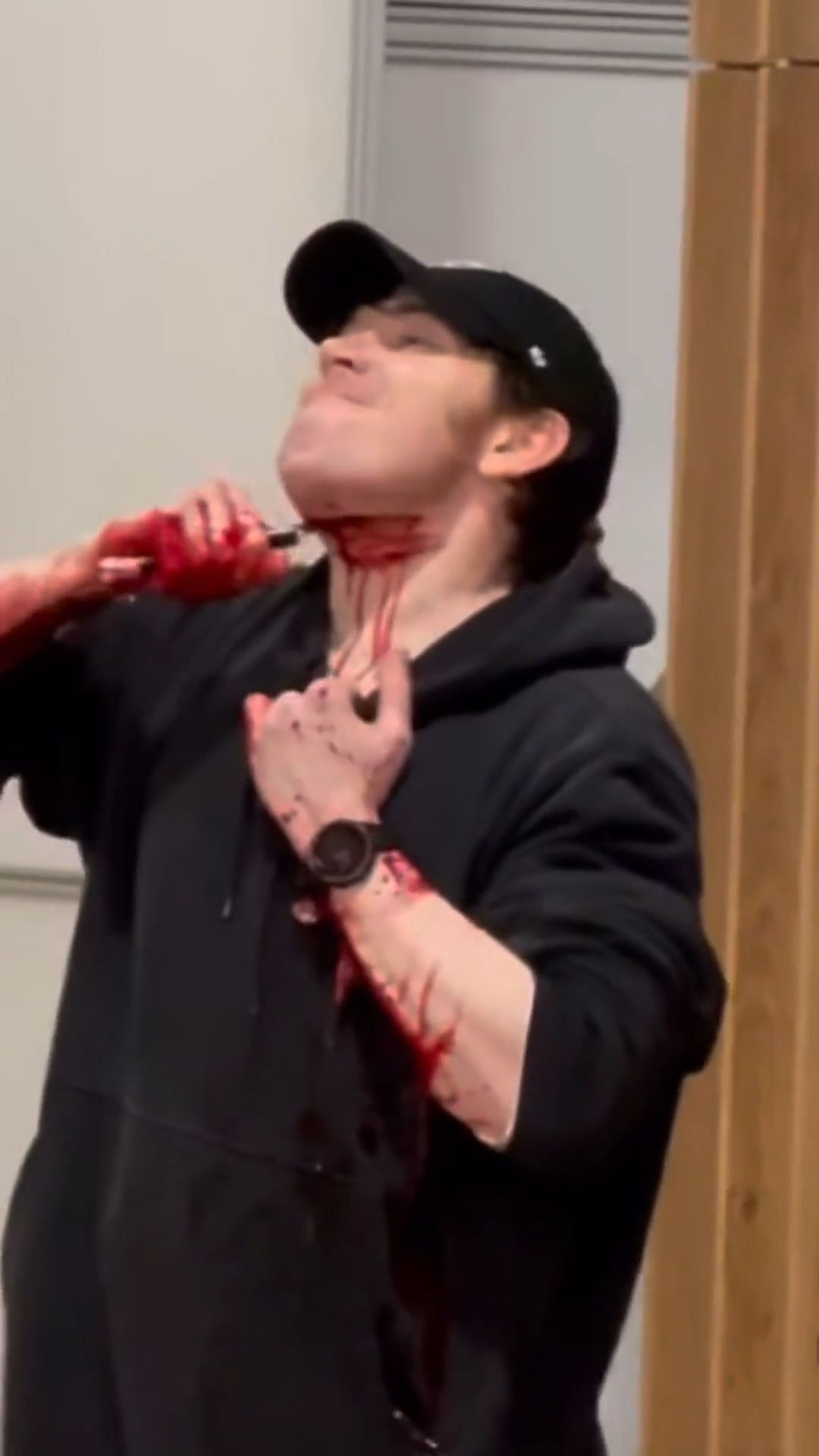 Man slits his wrist and throat at PDX airport • GoreCenter