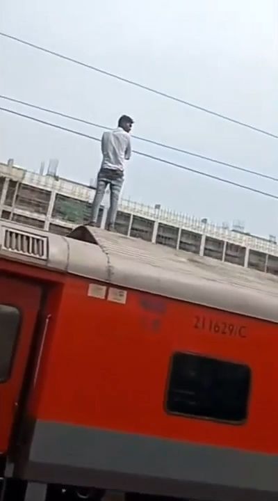 Guy climbed onto train roof and was electrocuted • GoreCenter