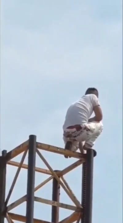 Guy commits suicide by jumping from top of construction elevator ...