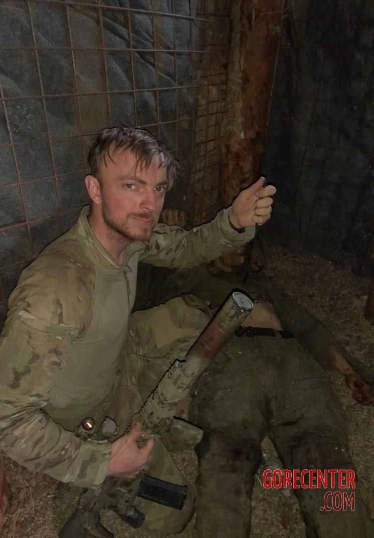 Alleged American soldiers posing with bodies of dead Russian soldiers ...