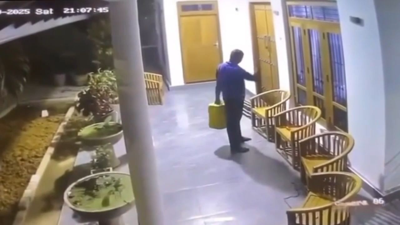 Police officer set himself on fire in front of house of his girlfriend ...