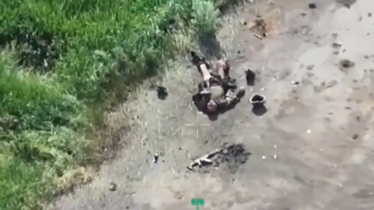 Severely wounded Russian soldier finished off by kamikaze drone ...